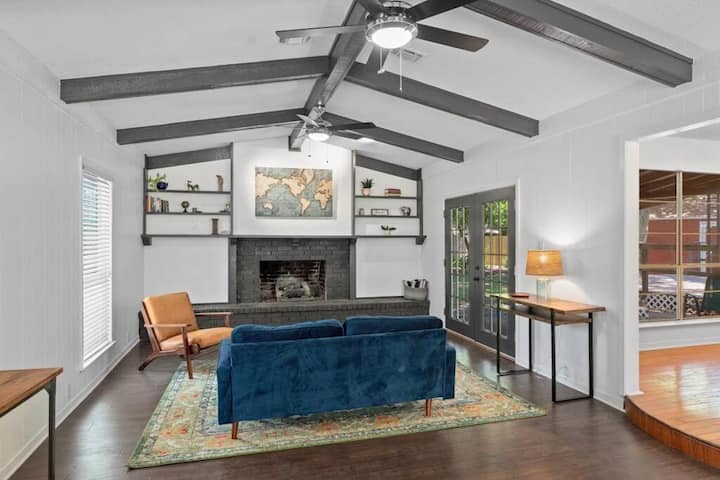 Small Town, Big House - Sleeps 8+, Locally Run! - Taylor, TX