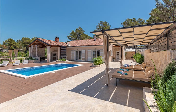 3 Bedroom Gorgeous Home In Jadrtovac - Brodarica