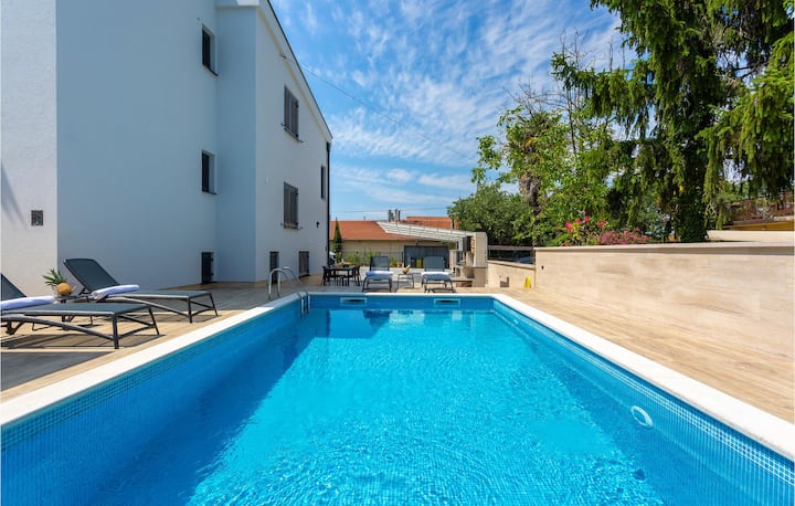 2 Bedroom Lovely Apartment In Malinska - Malinska