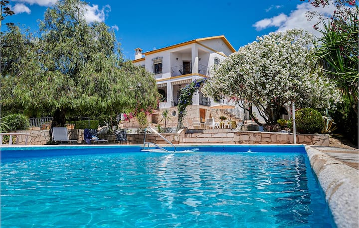 6 Bedroom Cozy Home In Lucena - Lucena