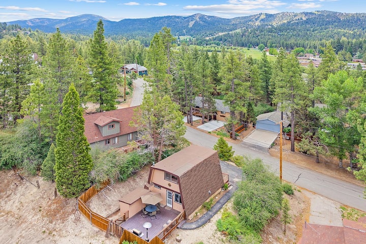 Near Bear Mtn! Decks! Wifi! Great Location! - Big Bear Lake, CA
