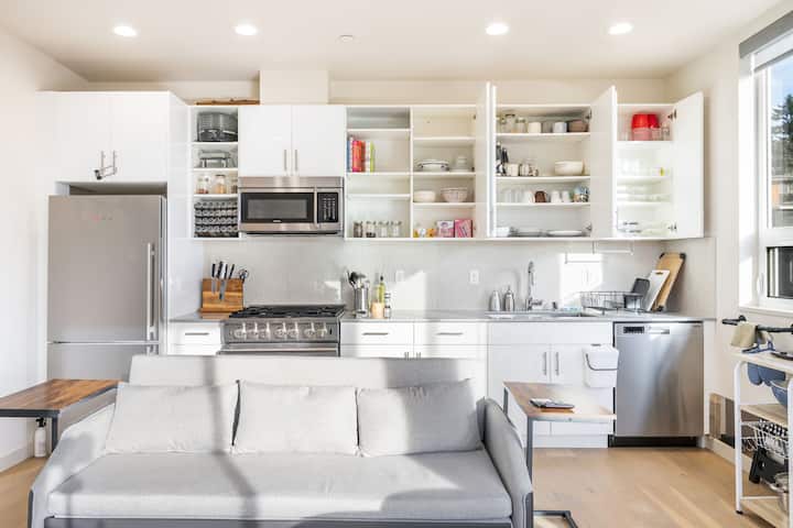 Downtown Fremont: Cali King Bed, Rooftop, Office - Seattle