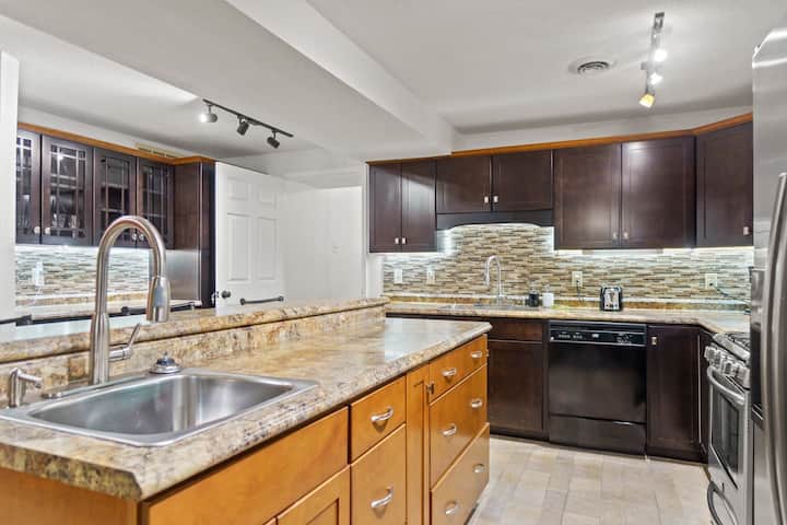 Historic Mansion Apt 4 | Ping-pong & Free Parking - Fort Wayne, IN