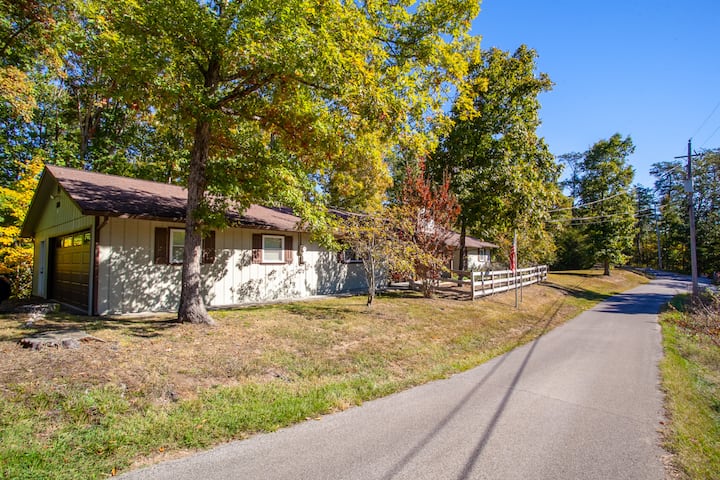 Chic Smoky Mountain Retreat W/ Firepit & Deck - Pigeon Forge, TN