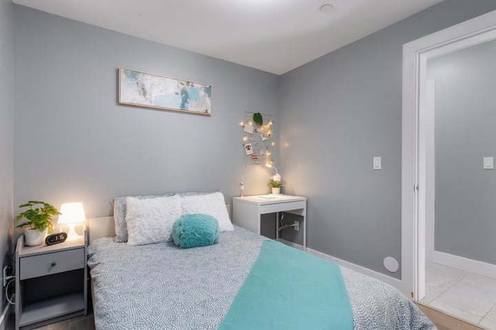 Central! Near Skytrain, Bus, Fast Wi-fi & Parking - Vancouver