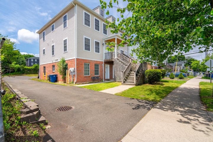 Gorgeous Waterfront 2:1 - 2 Houses In 1 Building. - New Haven, CT