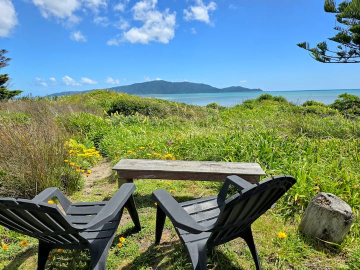 Beachfront Getaway - Waikanae Beach Holiday Home - Ōtaki Beach