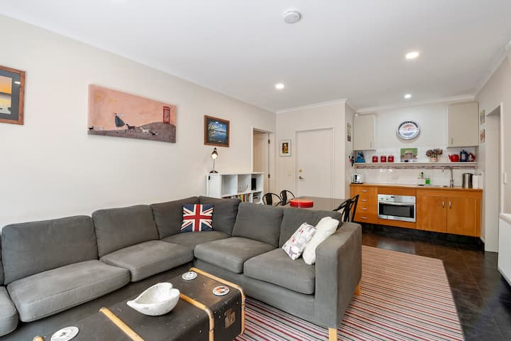 Acacia Bay Retreat - Acacia Bay Holiday Home - Taupo