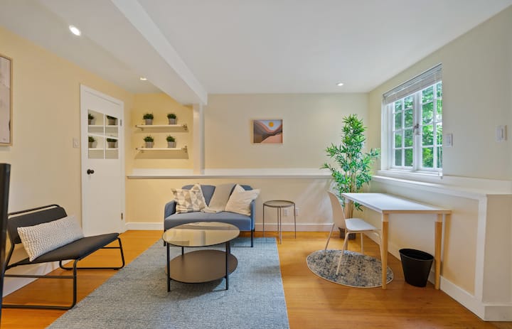 Trendy & Cozy 1 Brm Garden Suite Off Commercial Dr - North Vancouver