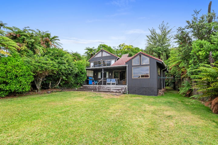 Lakeside Villa - Lake Rotoiti Holiday Home - Rotorua