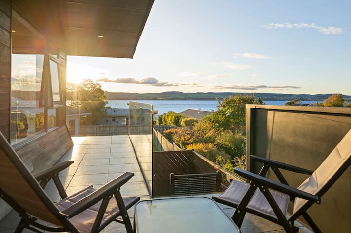 Taupo Escape - Rainbow Point Holiday Home - Taupō