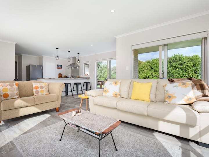 Modern Beach Break - Waihi Beach Holiday Home - Waihi Beach