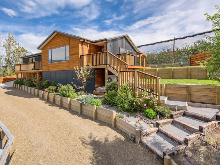 Pisa View Paradise - Cromwell Holiday Home - Snow Farm NZ