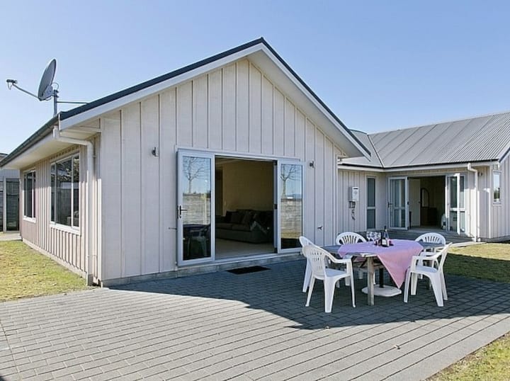 Lochaber Lodge - Acacia Bay Holiday Home - Taupō