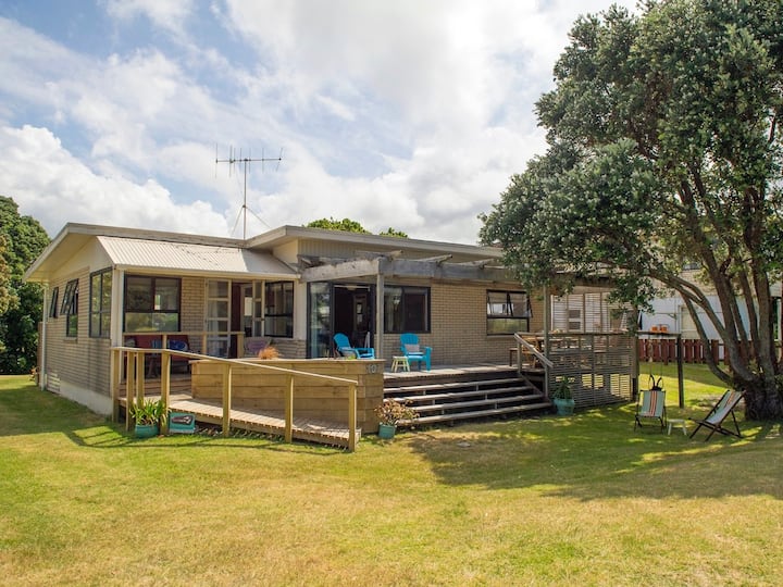 Vintage Pohutukawa - Whangamata Bach - Whangamatā
