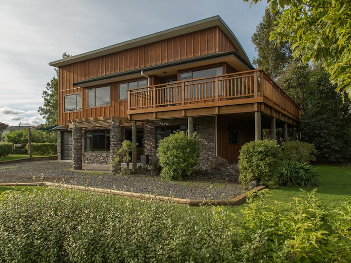 Omori Lake Escape - Holiday Home - Tūrangi