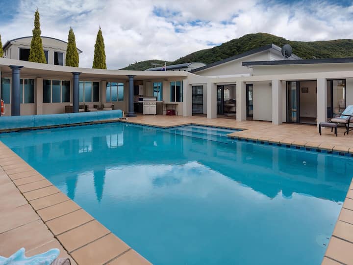 Poolside Retreat - Picton Holiday House (Waikawa) - Picton, New Zealand