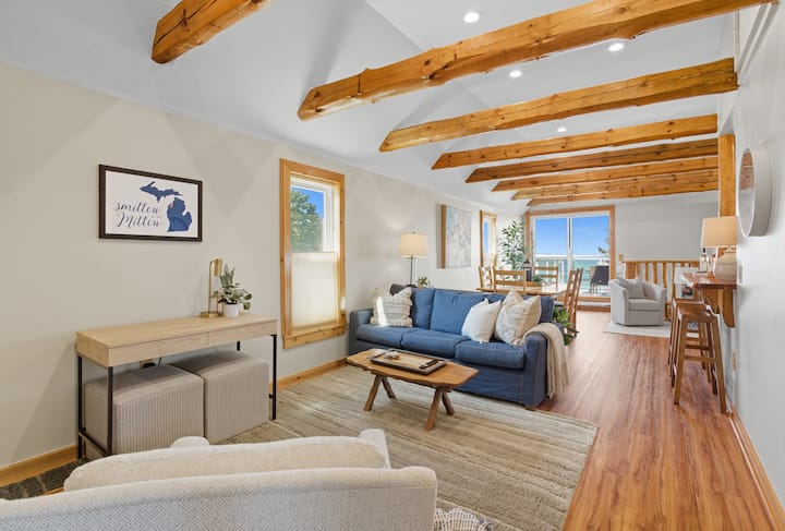 Downtown Loft - Huge Patio, Steps To Beach! - Beulah, MI