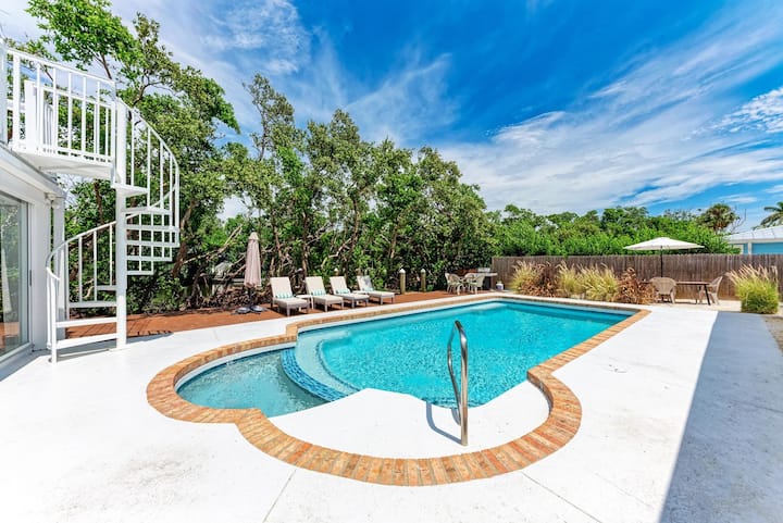 Mia Bella Walk To Beach On Canal, 2 King Suites - Anna Maria, FL