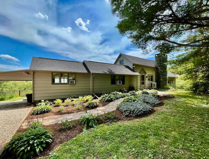 Low Spring Rates: Sun Deck & Wood Stove! - Stockbridge