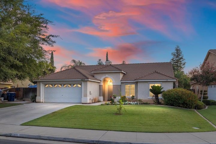 Modern 3 Bed Home| Bakersfield| Pool| Pet-friendly - Bakersfield, CA