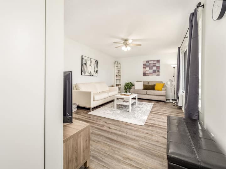Cheerful 3 Bedroom Main Floor Private Suite Near W - Cardston