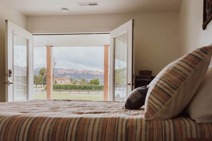 Beautifully Transformed Room With King Bed & Priva - Bryce Canyon City, UT