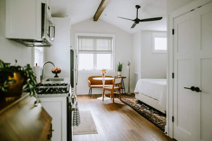 *Boutique Woodview Walk Up Apartment* - オースティン, TX