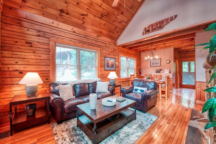 Location Cannot Be Beat! Amenities Galore - Pigeon Forge, TN