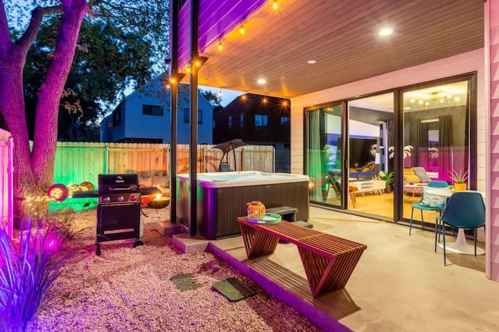 Stylish Clubhouse Retreat W/ Hot Tub Near Downtown - Austin, TX