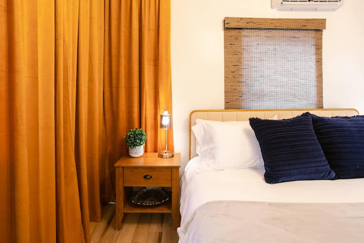 King Bed Studio |Downtown |Parking Included - Medford, OR