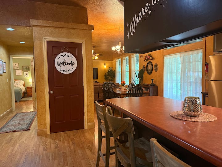 Cedar House • King Suite • Soaking Tub • Wifi • A/ - Cave Junction, OR