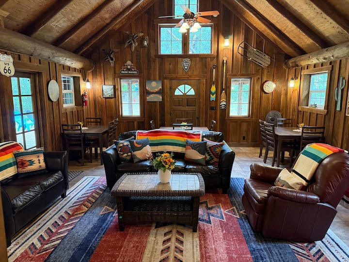 Bunkhouse • Sleeps 20 • Weddings • Reunions •Wifi - Cave Junction, OR