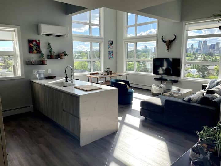 Amazing View, King Bed, Trendy Neighbourhood - Calgary