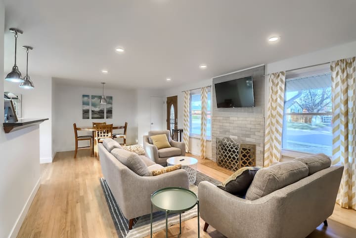 Mid-mod Home • 3 Baths • 2 Living Rms • Yard - Highlands Ranch, CO