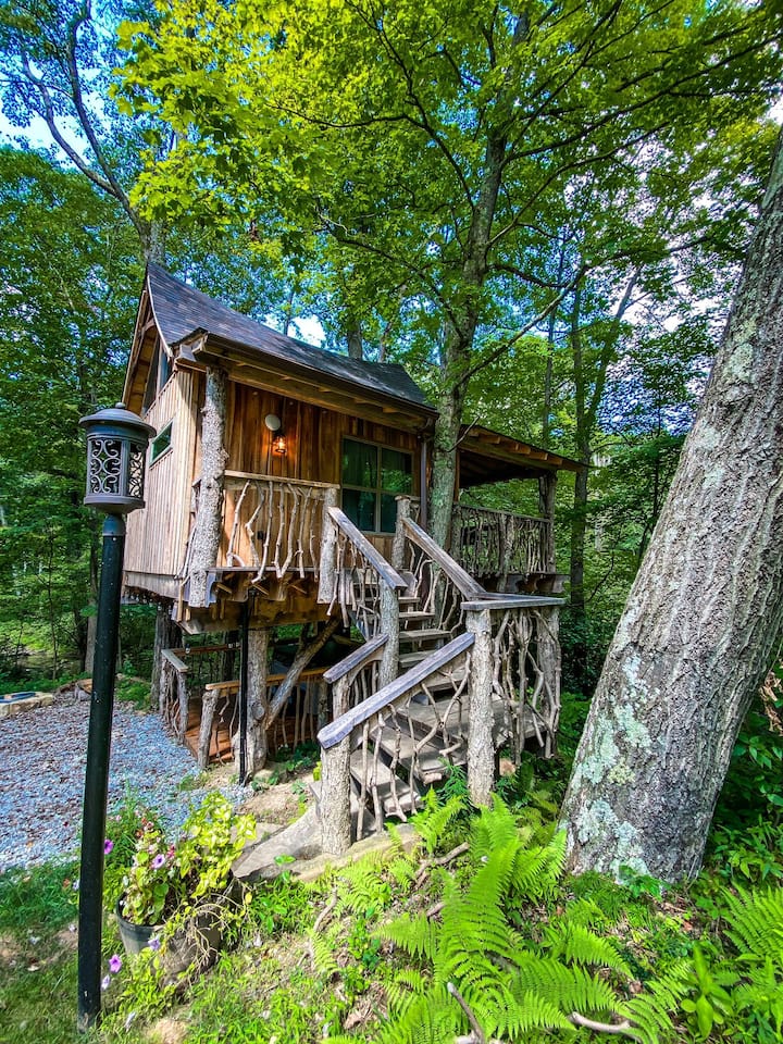 Oakleaf Treehouse - Romantic Mountain Escape - Farmington, PA