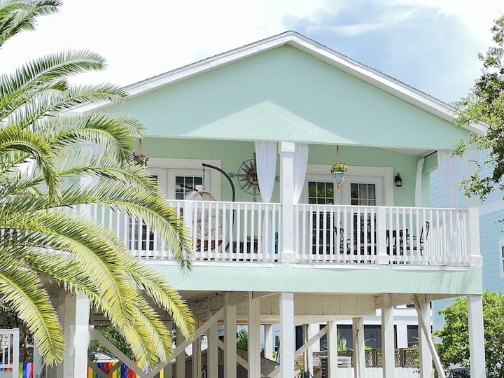 Summer Vacation Beach Cottage 1 Block To Sand! - Destin, FL