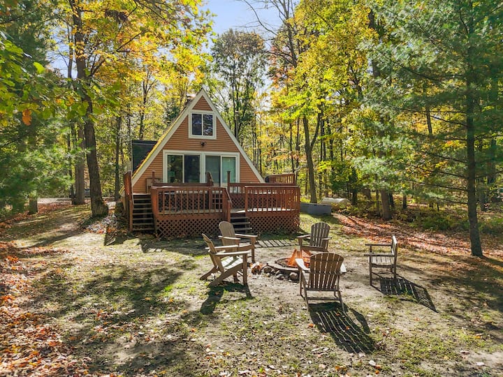 Classic A-frame | River, Fireplace, Kayaks & Tubes - Michigan