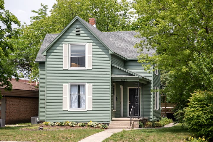 Vintage Vibes Duplex | Downtown | Beach | Ac | - Traverse City