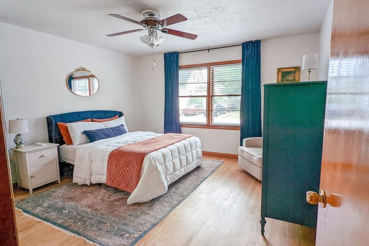 Big Kitchen & Living Room + 2 King Beds - Springfield, IL