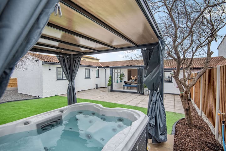 North Wales Coast 3-bed Cottage, Hot Tub & Pets Ok - Abergele