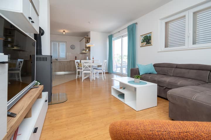 A-19880-a Appartement De Deux Chambres Avec La - Sali