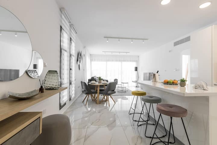 Downtown Superior 3 Bedroom Apartment Pool View - Paphos