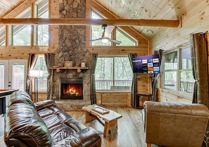Creekside Cabin: Jacuzzi & Hot Tub - Cleveland, GA