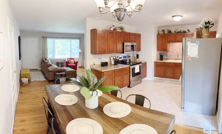 Cheerful 3 Bedroom, Near Stadiums, Pet Friendly - Independence, MO