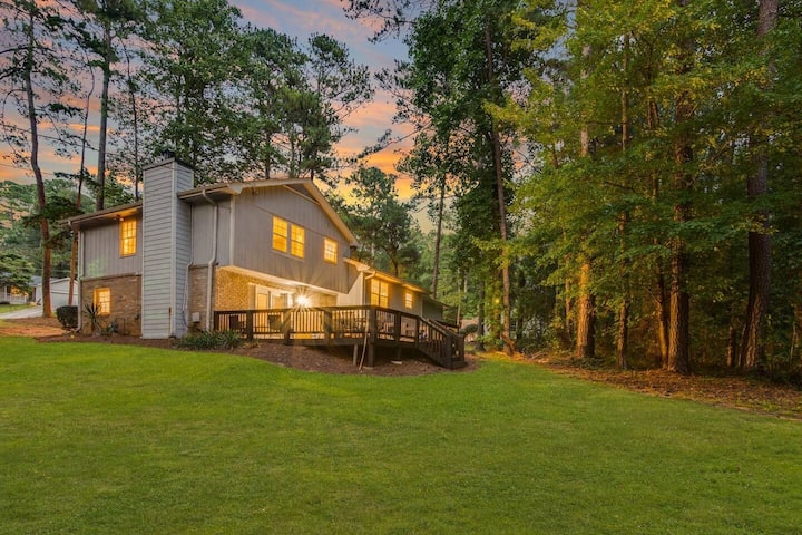 Grand Retreat: 5 Bedroom|sleeps 12, Spacious Deck - Lithonia, GA