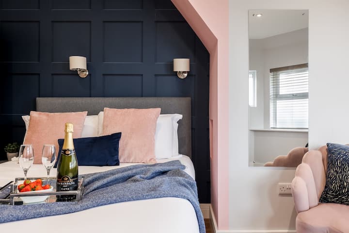 Luxurious 2-bed Apt W/ Stunning Sea View & Parking - Bournemouth