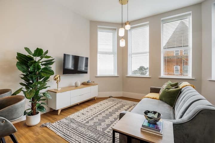 Stunning Sea Views, Family Apt; Free Parking & Gym - Bournemouth