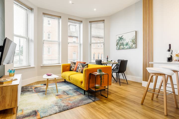 Classy, Coastal 1-bed Apt W/ Free Gym & Wi-fi - 도싯