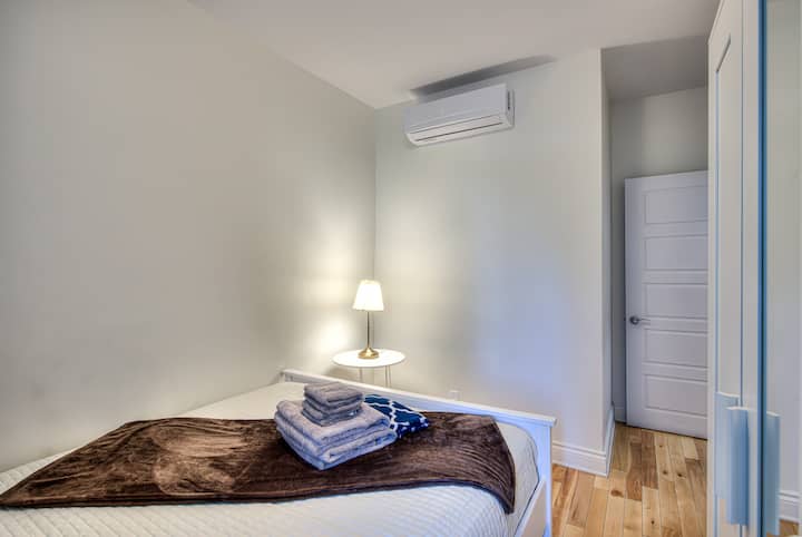 Le Downtown | Sleeps 19 | 6 Bdrms - Montreal